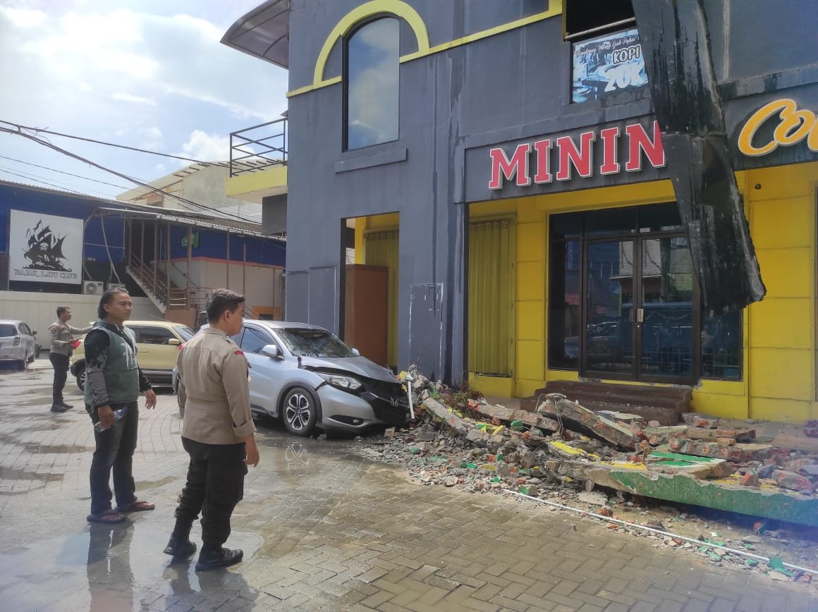 Atap Serta Dinding Bangunan Ruko Eks Kafe Ambruk, Timpa 2 Unit Mobil